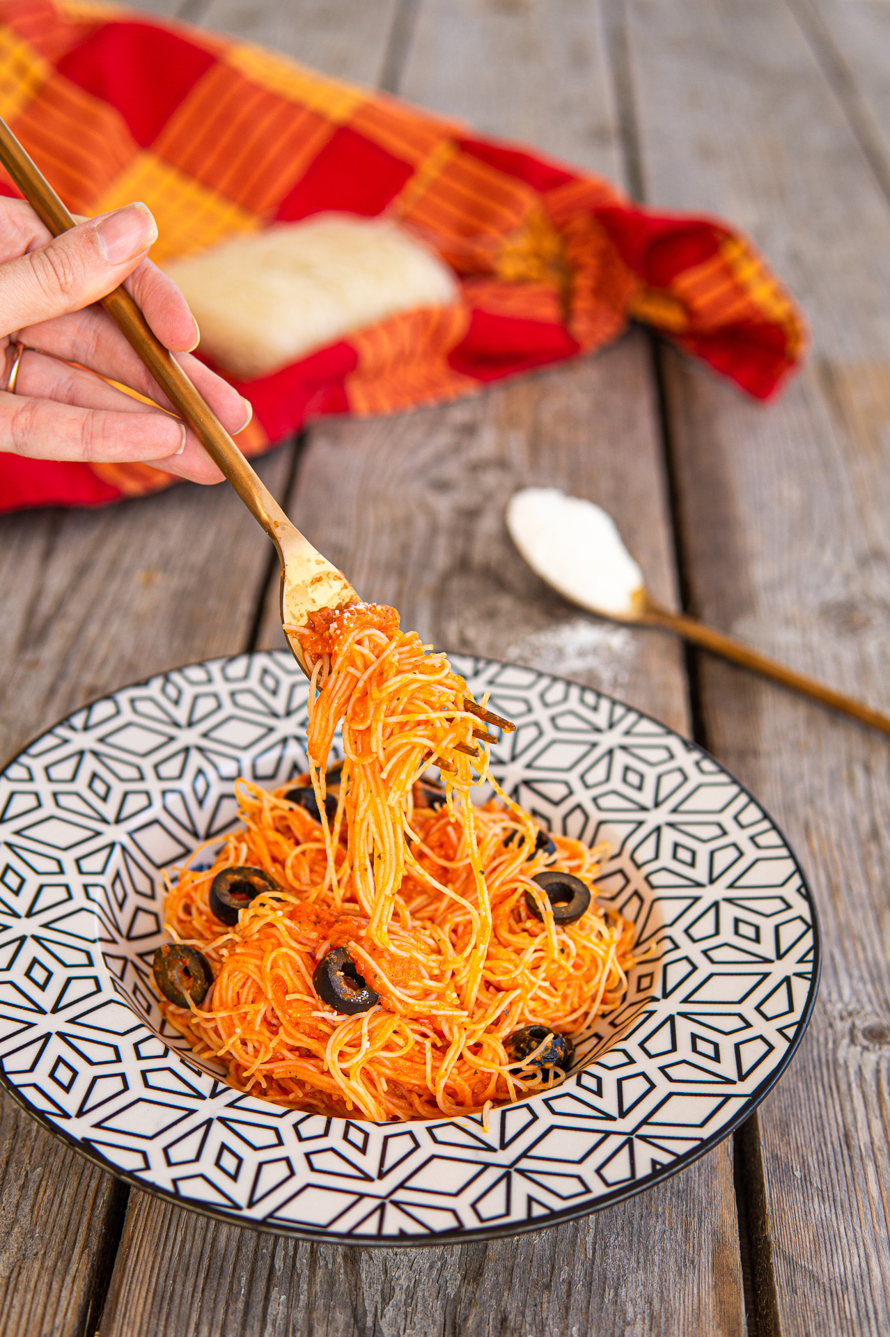 Spaghetti di riso con crema di peperoni e olive - Basilico Secco