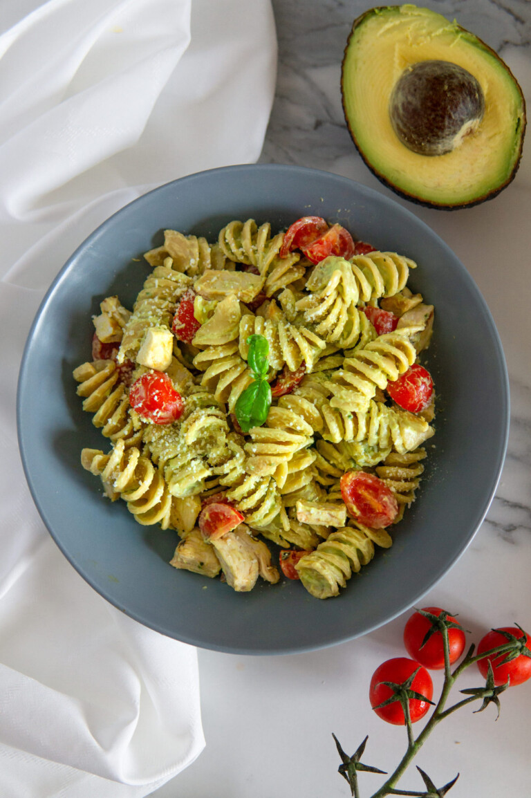 Pasta con avocado e pollo