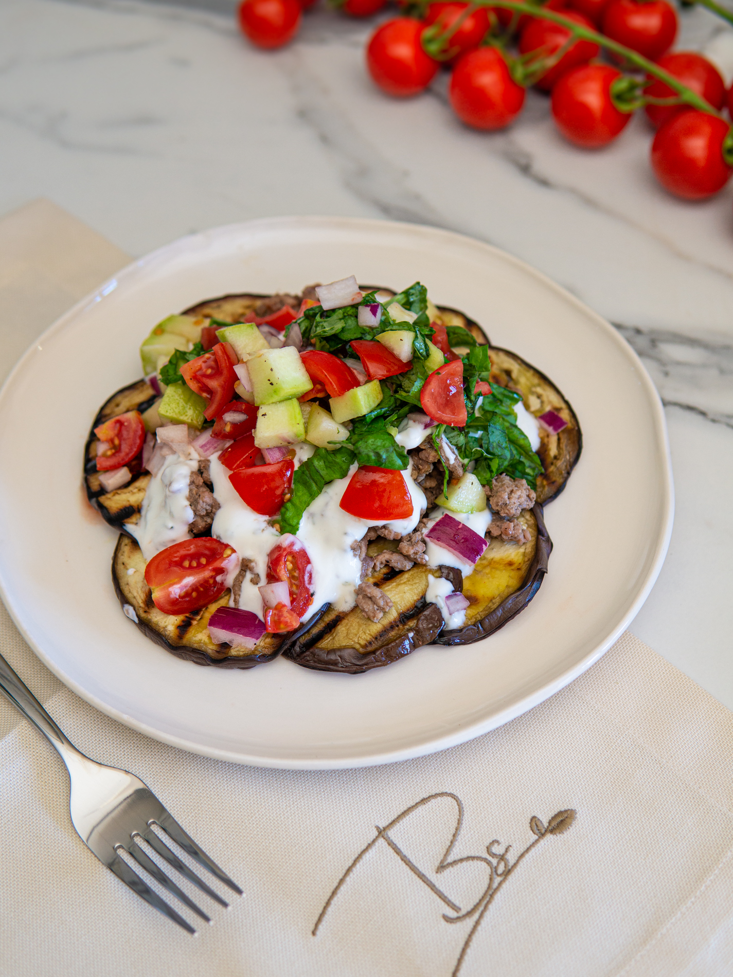 Insalata di carne estiva con melanzane